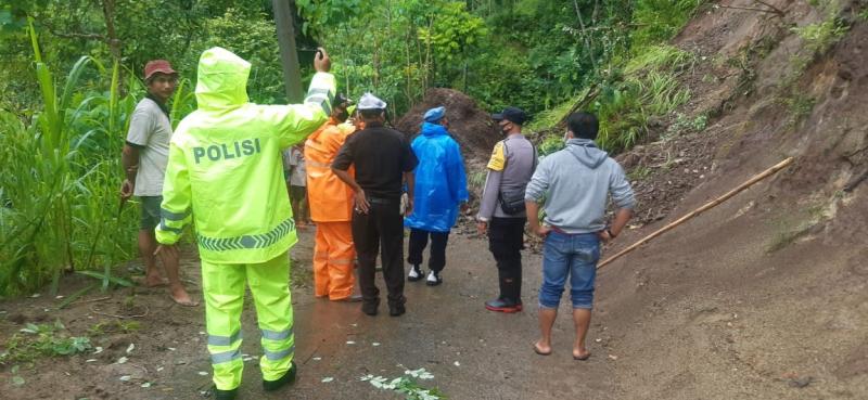 Hujan Sepanjang Minggu-Senin, Picu Bencana Banjir, Pohon Tumbang dan Tanah Longsor | Bali Tribune
